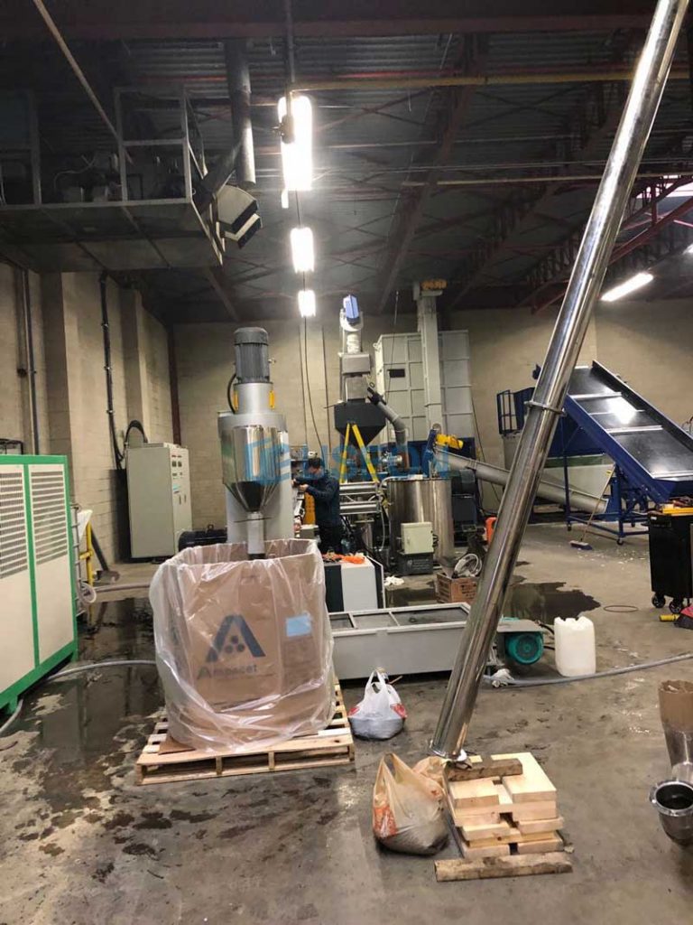 900-1100kg/h PET Bottle Flakes Recycling Line in Canada - USEON
